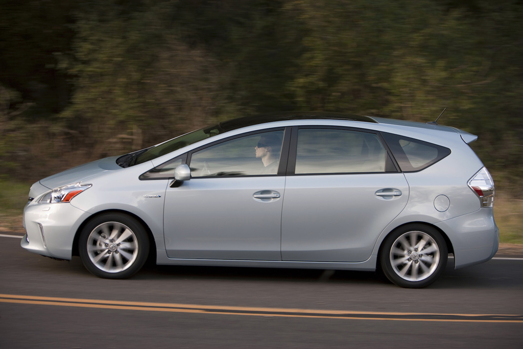 Toyota Prius V 2012 – L'annuel de l'automobile